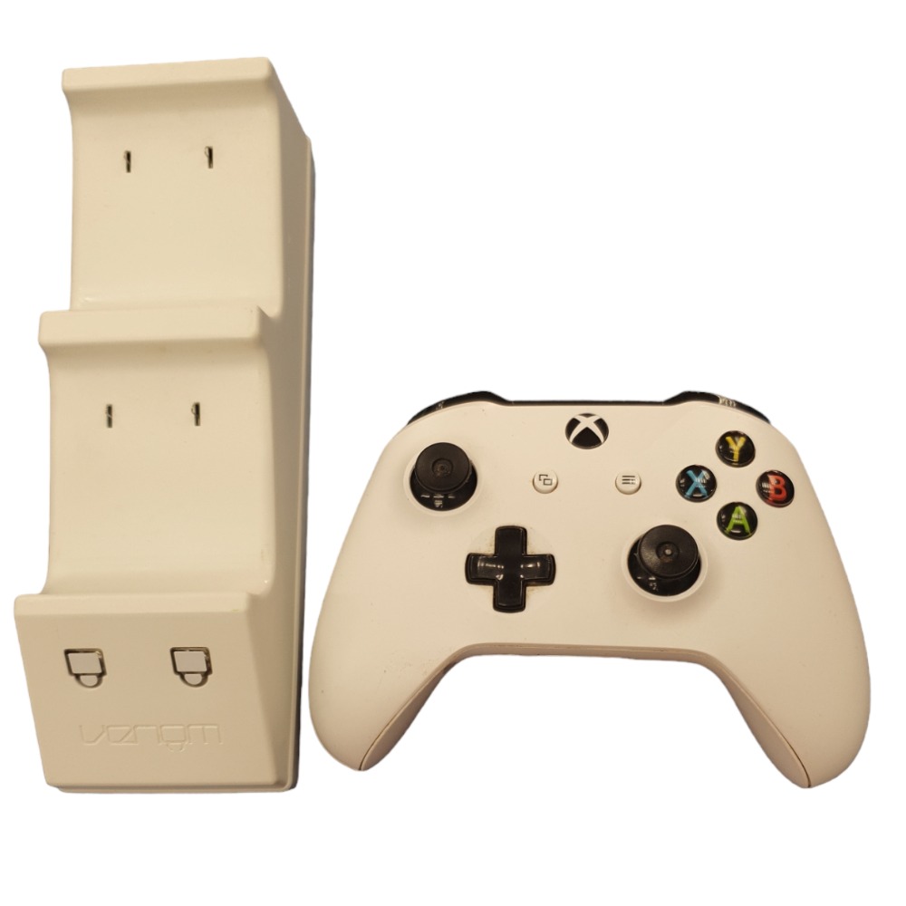 Pre-owned Microsoft xbox controller + venom docking station - Own4Less